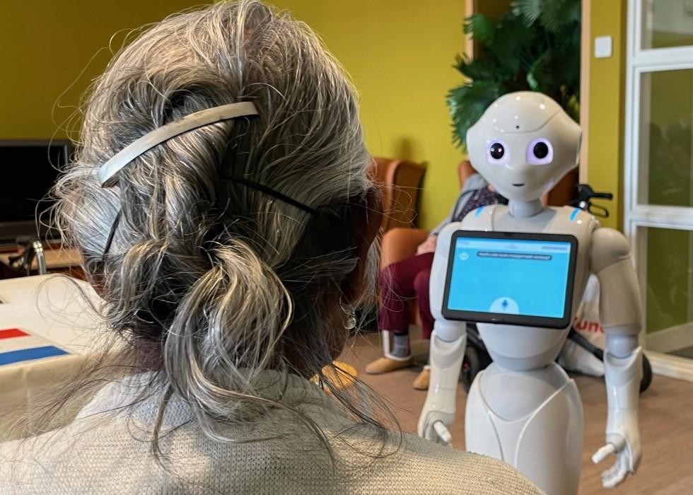 Zorgrobot logeert in Rivierenbuurt bij bewoners met dementie - HWW zorg